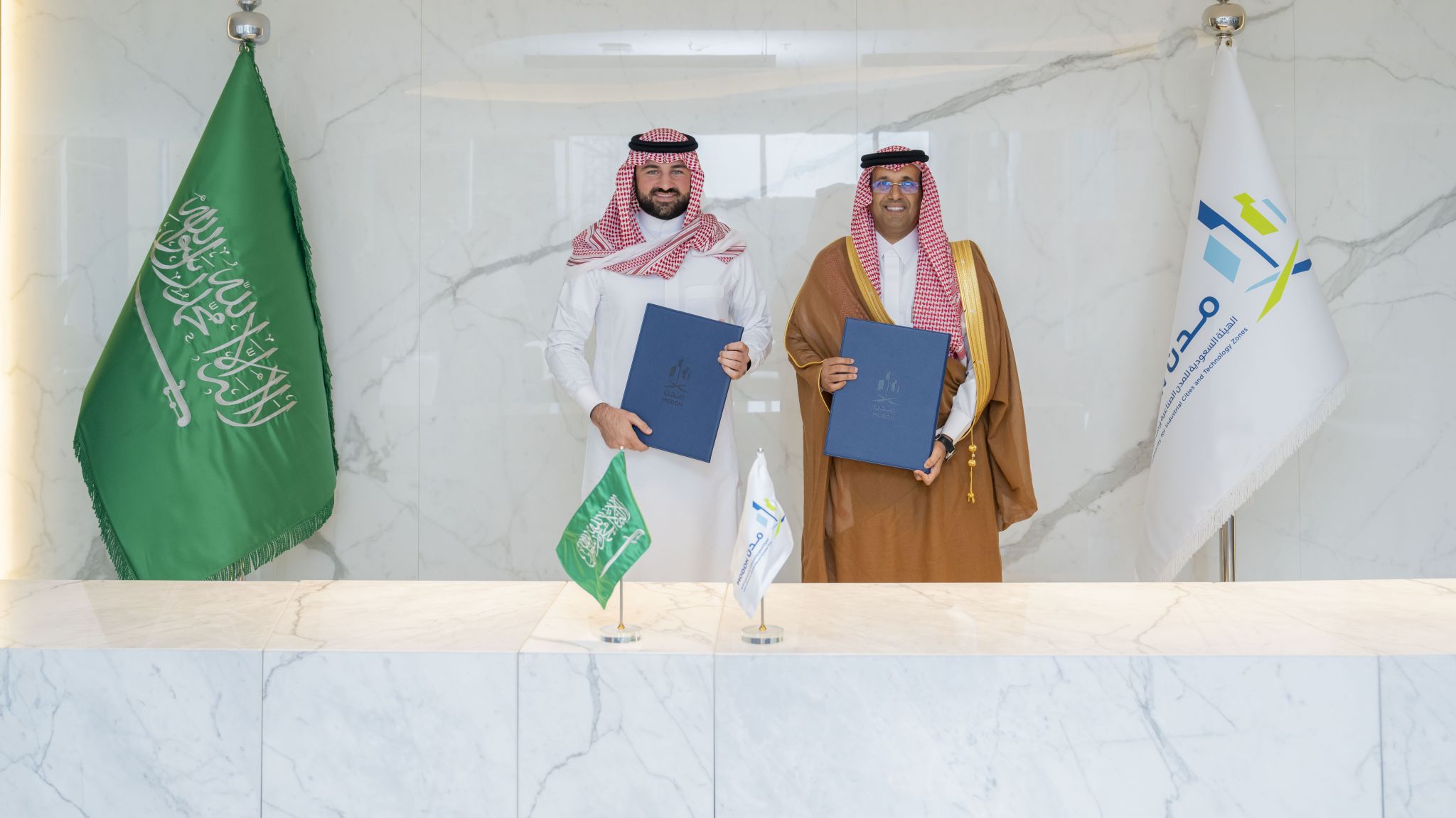 Saudi's Desert Technologies to establish largest solar panel and cell manufacturing plants ...